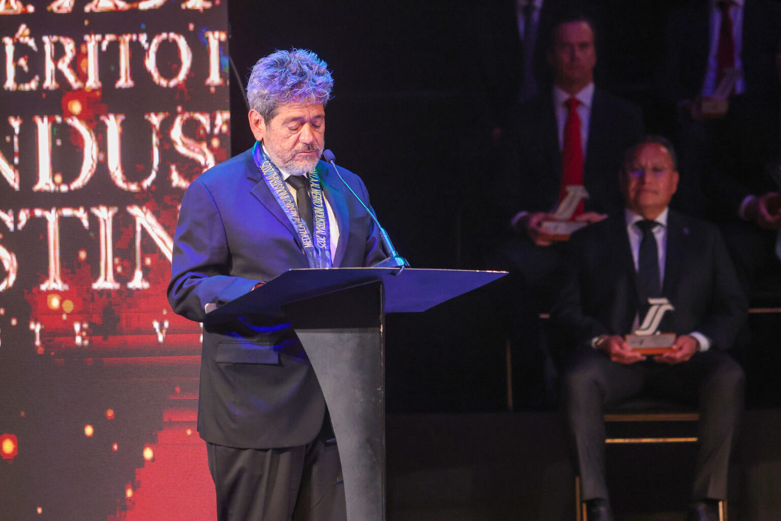 A los que vimos: El Premio al Mérito Industrial a René Calderón Bujdud ...